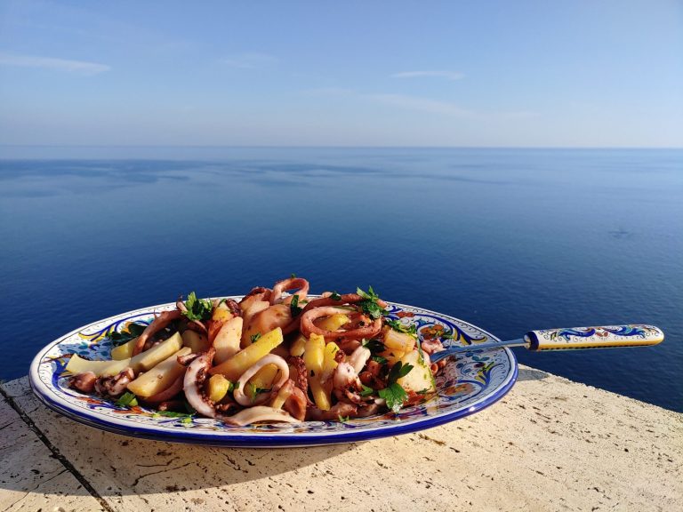 The recipe for squid and potatoes Praianese style
